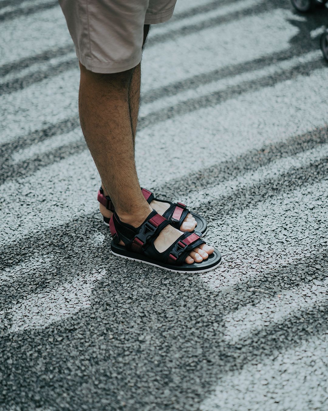 🦶6 Sepatu Sandal Merk Lokal, Semuanya Kece Badai! - USS Feed