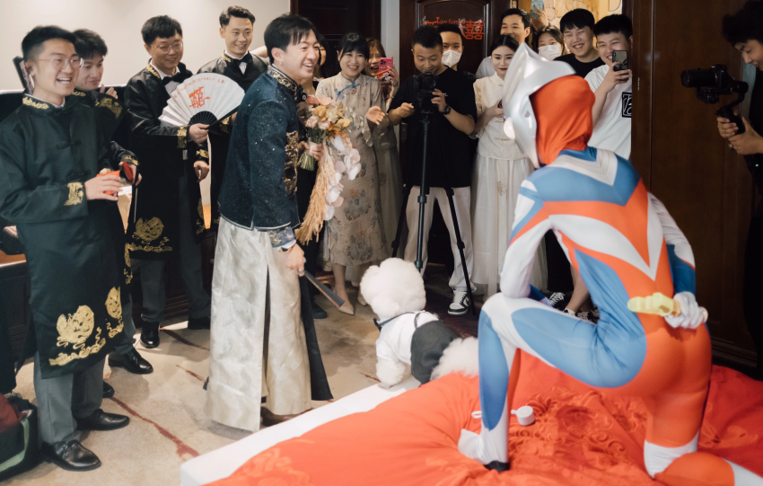 Pakai Kostum Ultraman Di Hari Pernikahan, Mempelai Wanita Ini Bikin ...