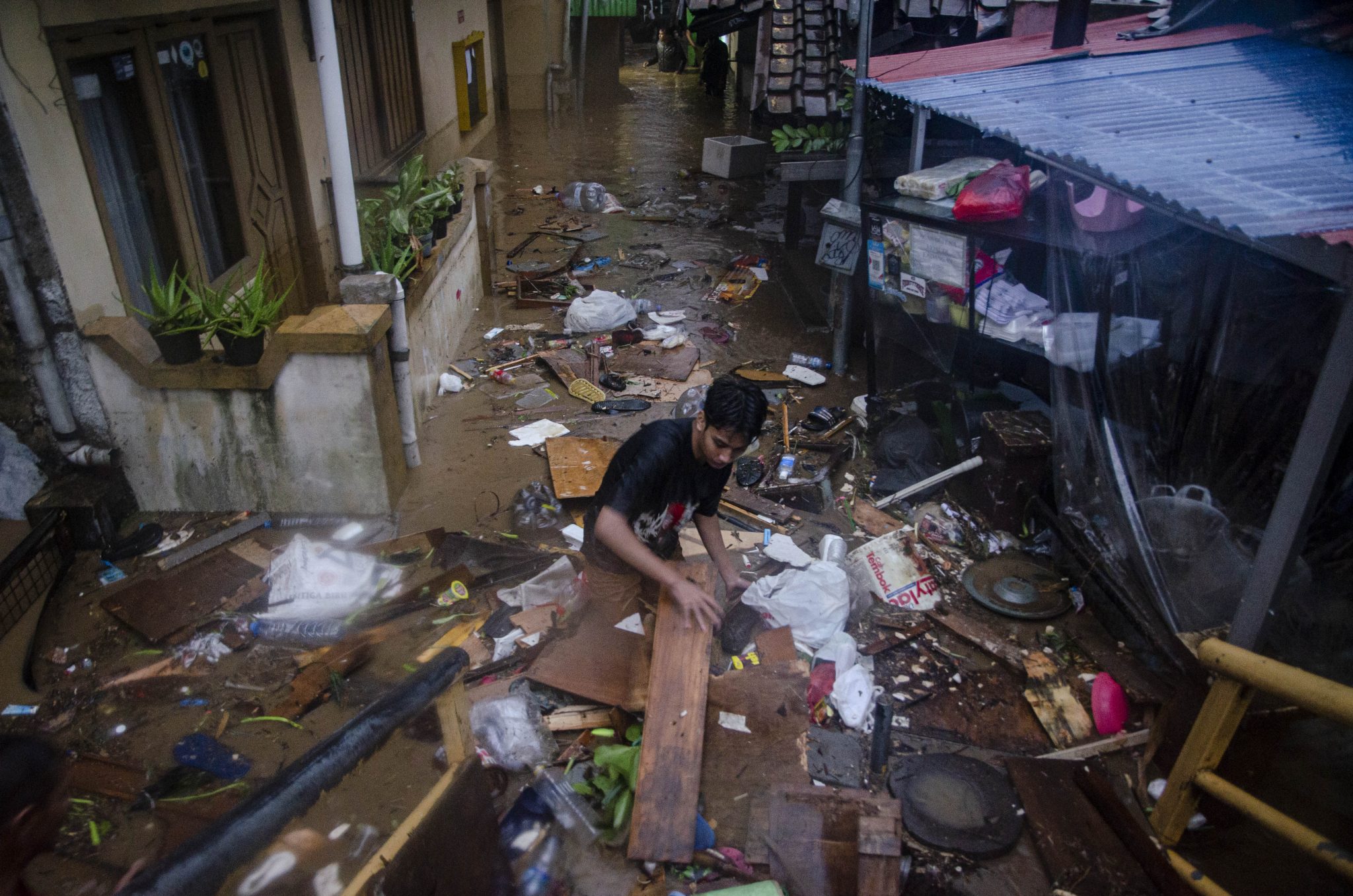 Tanggul Sungai Cikapundung Jebol, Kawasan Braga Bandung Dilanda Banjir - USS Feed
